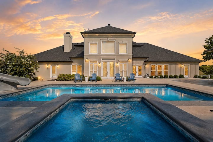 Stunning Luxury Villa W/ Private Blue Pool Oasis! - Lebanon, TN