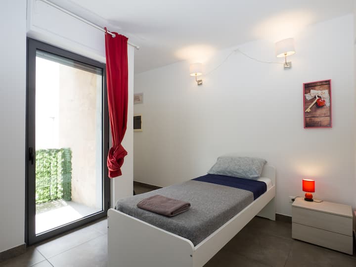 Red Butterfly Single Room - Pisa