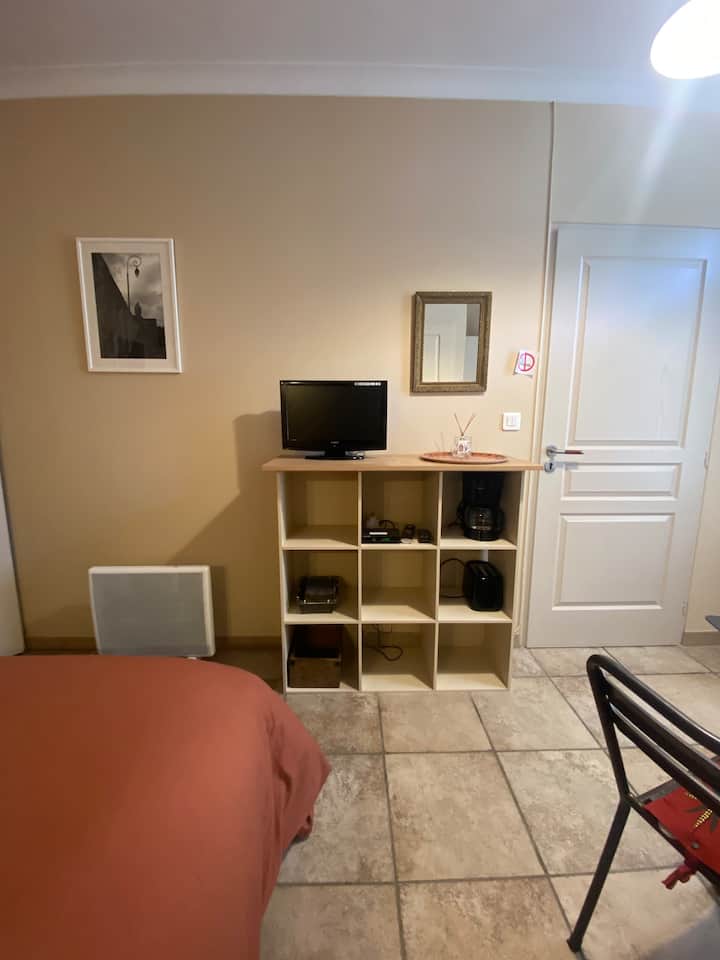 Arles, Studio Rive Droite Du Rhône. - Arlés