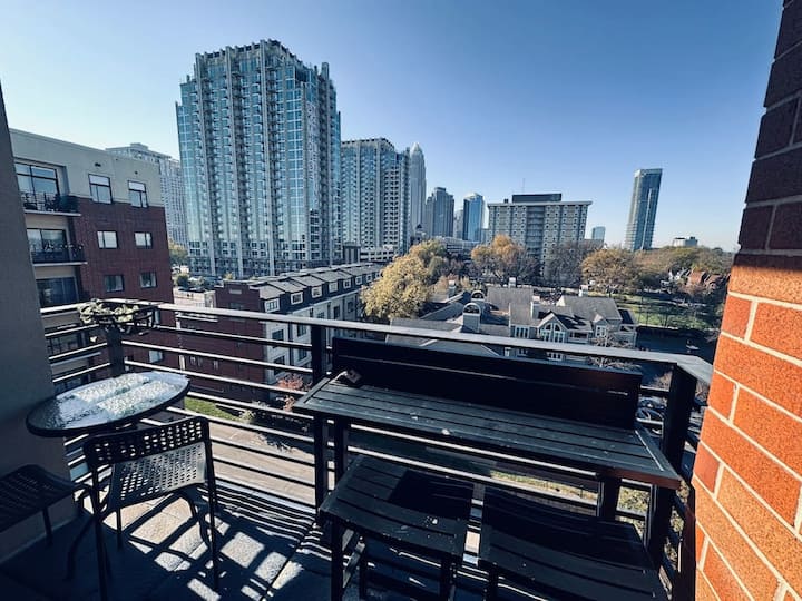 Uptown Skyline Escape | Pool + Walkable Eats - University City Boulevard – Charlotte