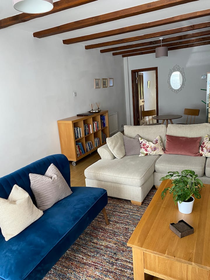 Quaint Renovated Victorian Cottage With Back Garden - Staines-upon-Thames