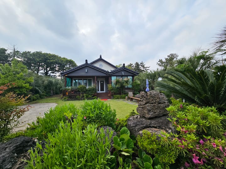 제주한옥기와독채펜션(48평)3룸4욕실.가족단체여행에 정석 - Jeju-si