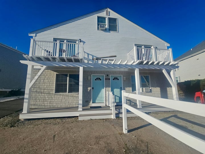 Classic Newport Beach Cottage With Ocean Views! - Newport, RI