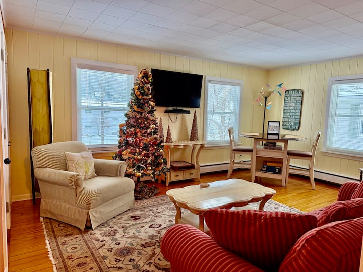 Robyn's Nest Riverside-top Notch Nest#7 - Saugatuck, MI