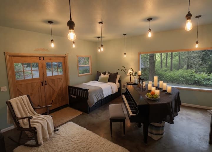 The "Old Barn" In The Woods. Peace, Romance, Ahhh - Portland, OR
