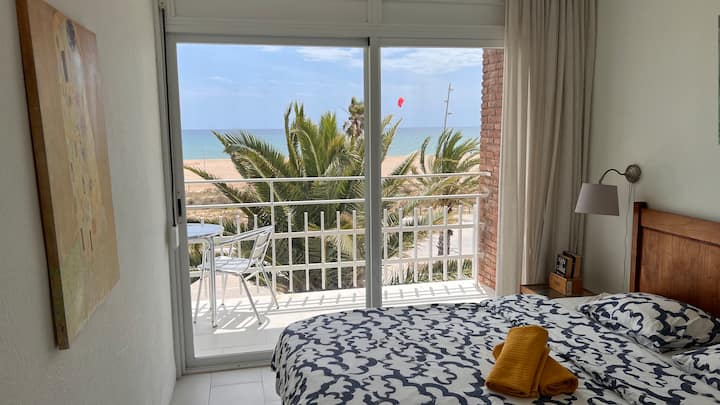 Apt.6 Beachfront + Balcony + View By Barcelona - Casteldefels
