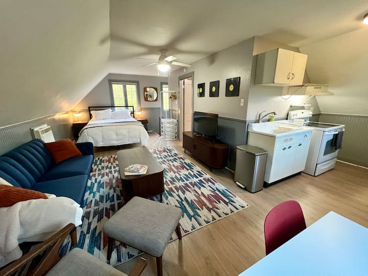 Peaceful Midtown Carriage House - Memphis, TN