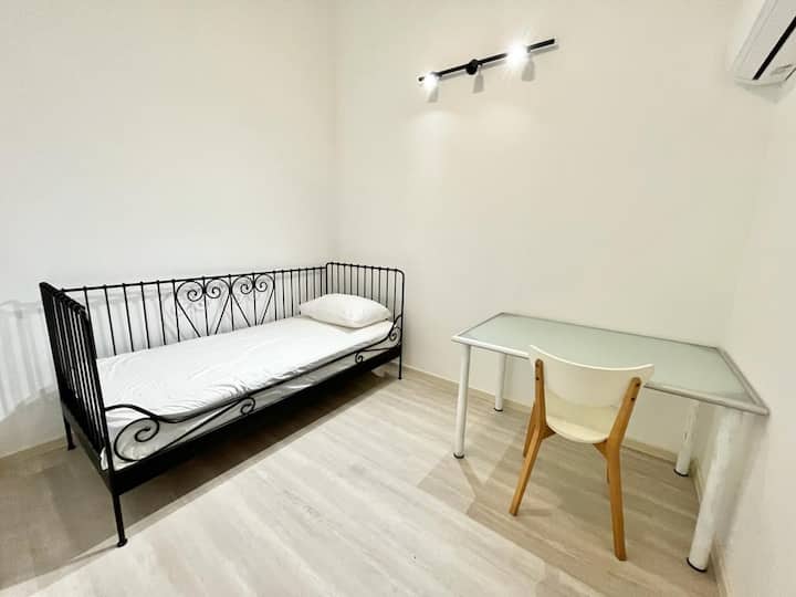 Room In A Walk-up Apartment, 8-mins From Mrt - Singapore