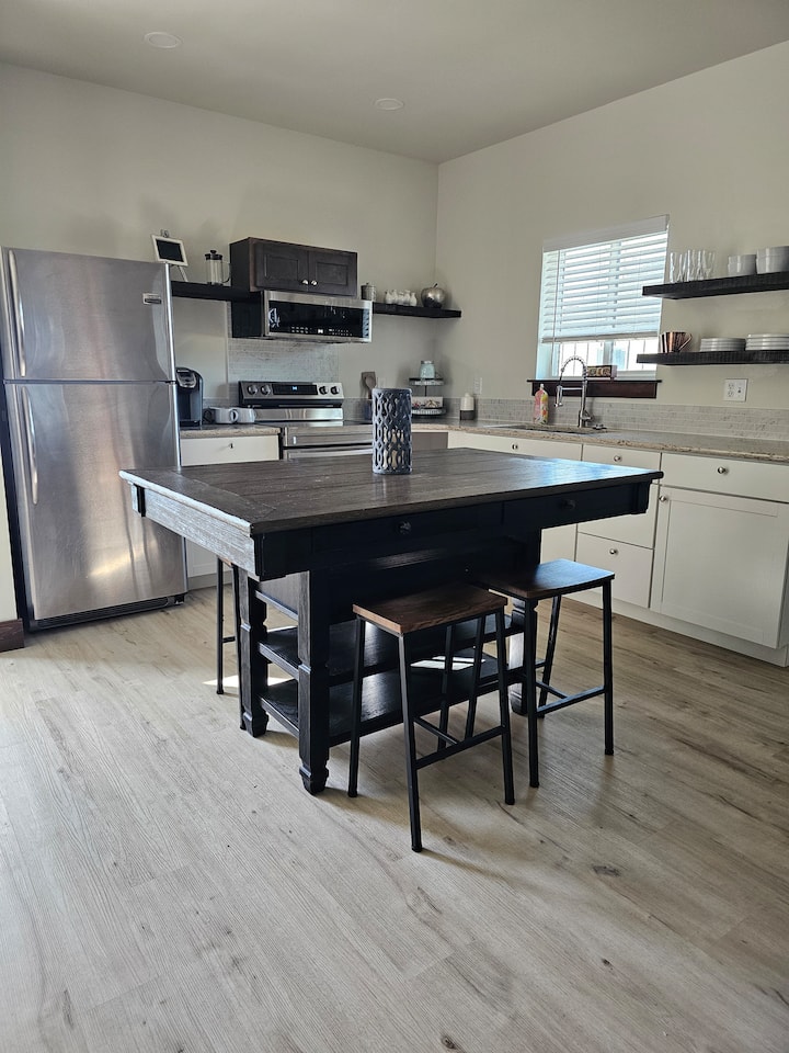 Farmall Cottage - Missouri Headwaters State Park, Three Forks