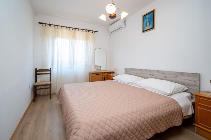 A-910-a Appartement De Deux Chambres Avec La - Sali
