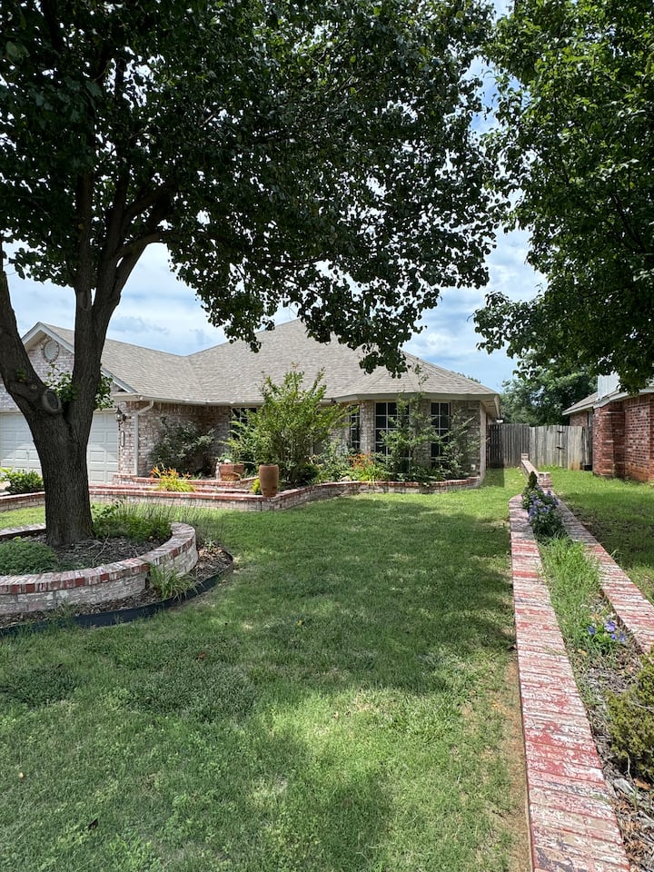 Edmond Retreat, Roomy And Modern Hot Tub, Fire Pit - Edmond, OK