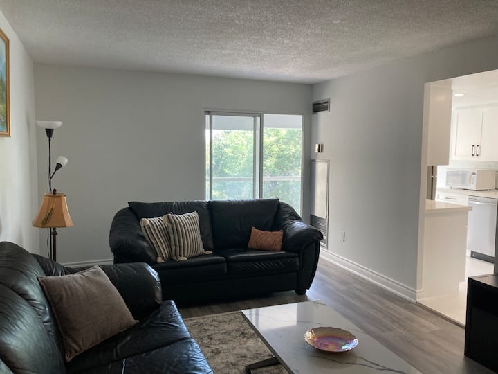 2 Bedrooms Condo In Square One Area - Mississauga