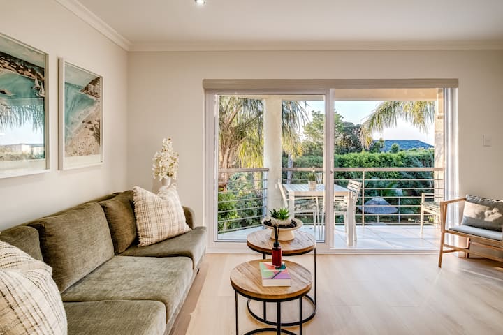 Cosy Coastal Chic Apartment Overlooking The Ocean - Camps Bay