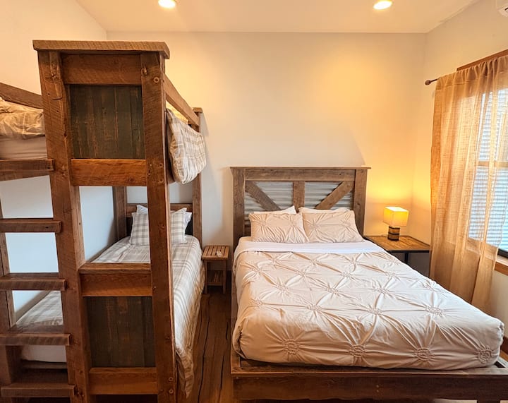 Wonderland Lodge Buffalo Suite In Gardiner - Gardiner, MT