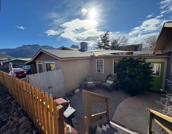 Teal Sky Hideout• Uptown Walkable • King Bed • - Oak Creek Canyon, AZ