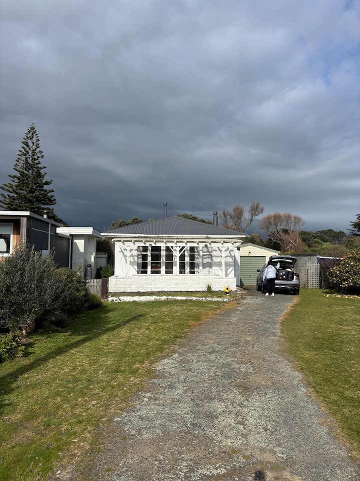 Charming Bach Cottage - Ōtaki Beach