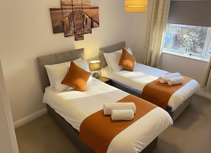 Awesome 3 Bed With Parking & Wifi, Town 5 Min Walk - Bracknell