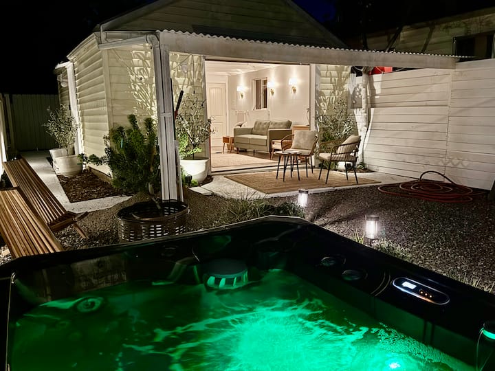 Romantic & Private Castia, Hottub, Patio & Firepit - Portland, OR