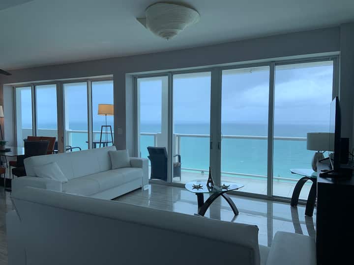 Over The Top 2 Bedroom Right On The Sand! - Miami Beach, FL