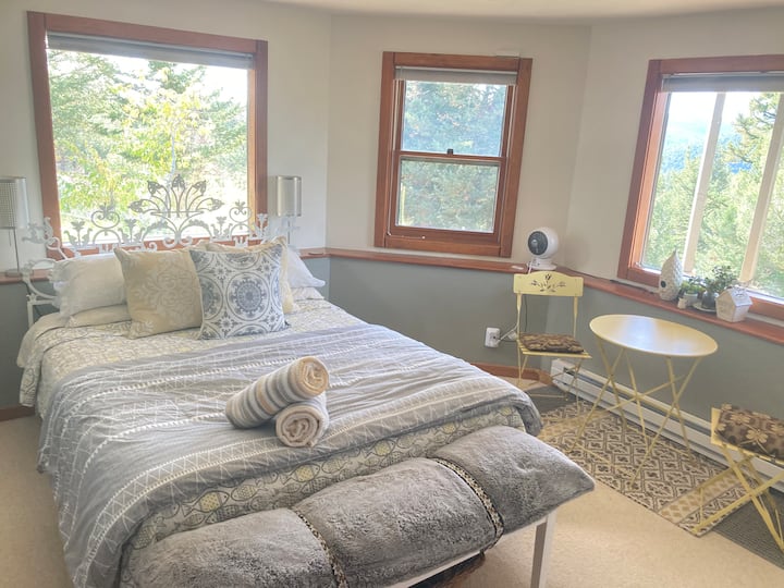 Private Serene Sugarloaf Mountain Retreat Room And Bathroom With Stunning Views - Colorado