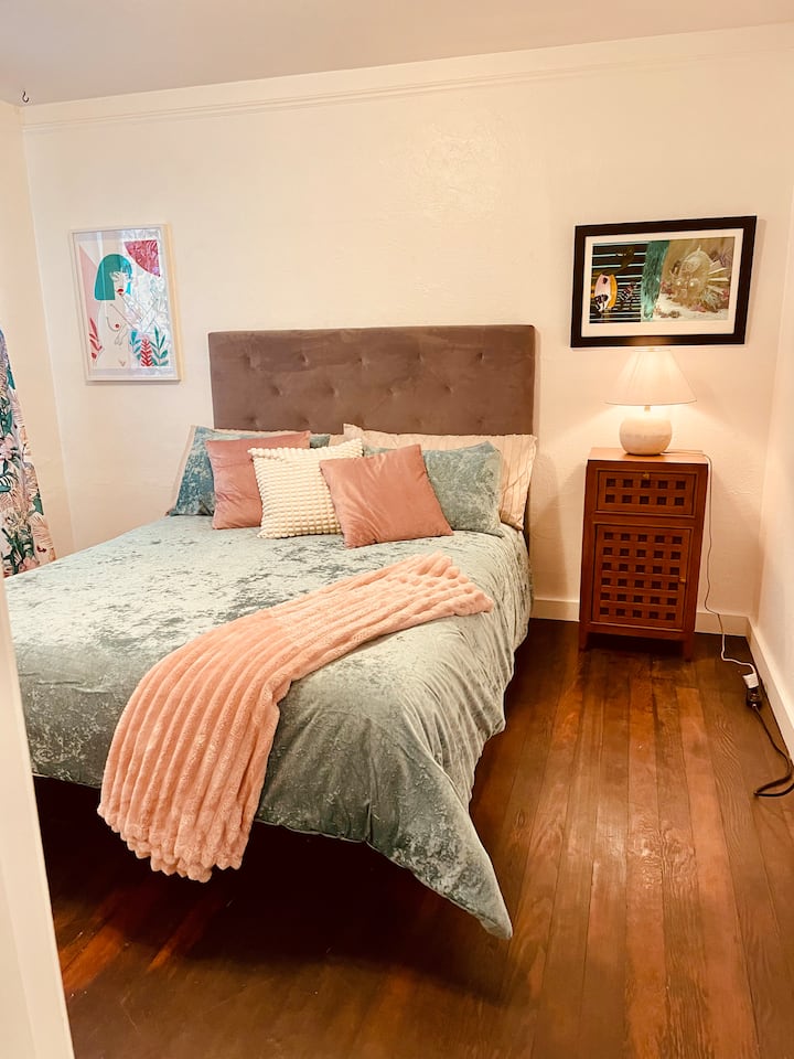 Artsy West Side Bungalow - Ukiah, CA