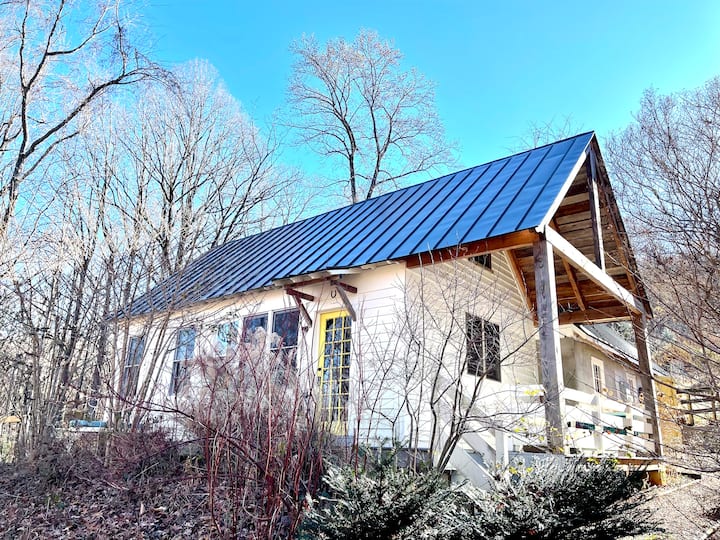 The Cottage At Spindle Hill: An Artist’s Farm - Wintergreen