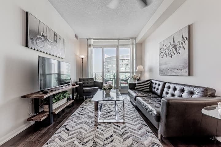 Elegant Downtown Oasis With City And Lake Views Plus Parking - Mississauga