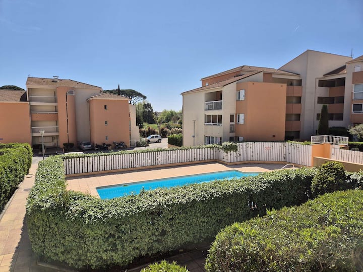 Swimming Pool, Balcony, Facing South, Sleeps 4. - Toulon