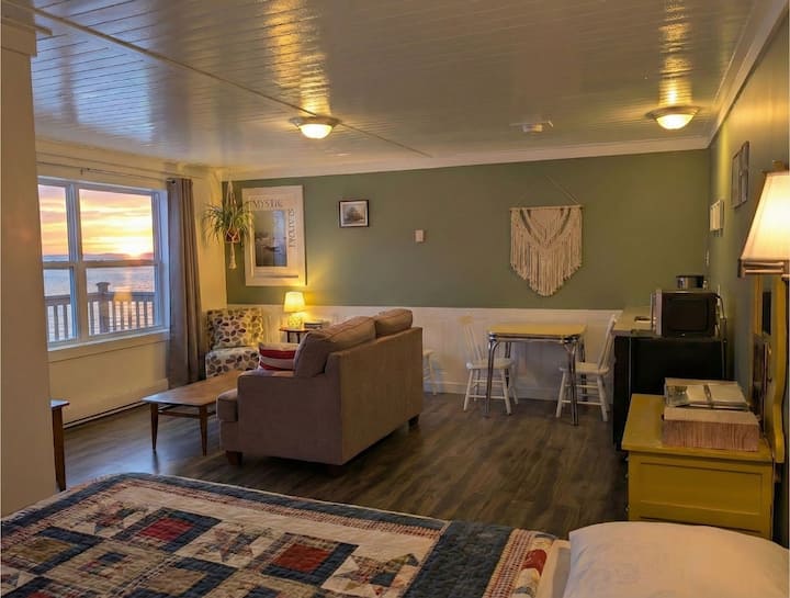 Lighthouse Suites | Oceanfront & Next To Hikes - Gros Morne National Park Of Canada