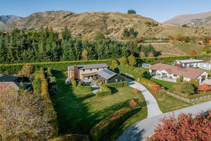 Modern Luxury Family Home On Private Sunny Section - Arrowtown