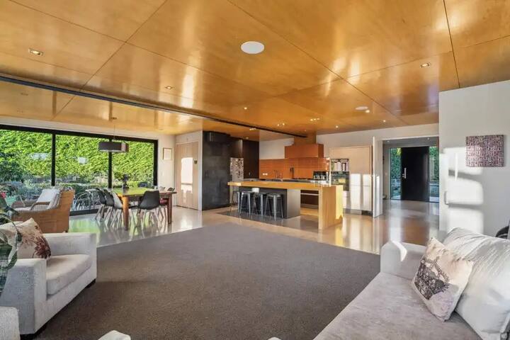 Modern Luxury Family Home On Private Sunny Section - Queenstown