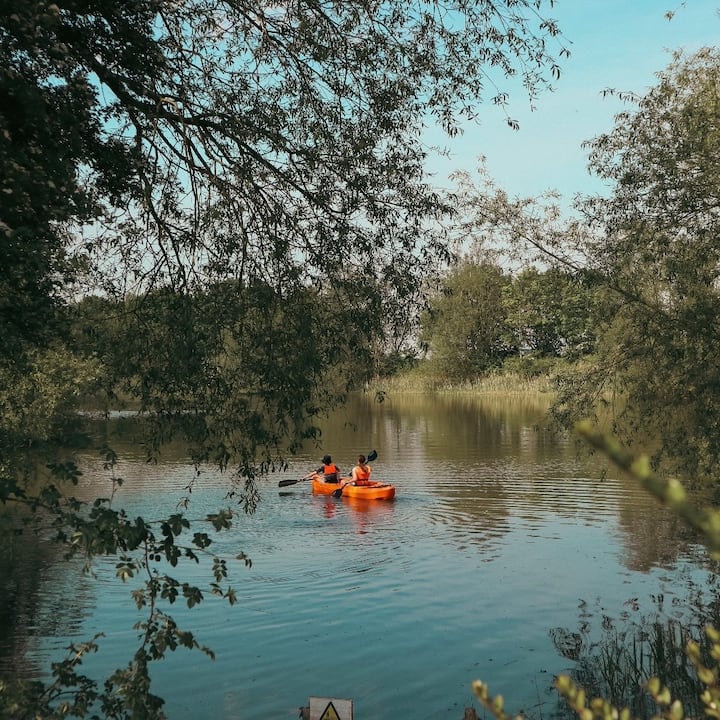 Lovely Lakeside Yurt - Kingfisher Lakes Glamping - Driffield