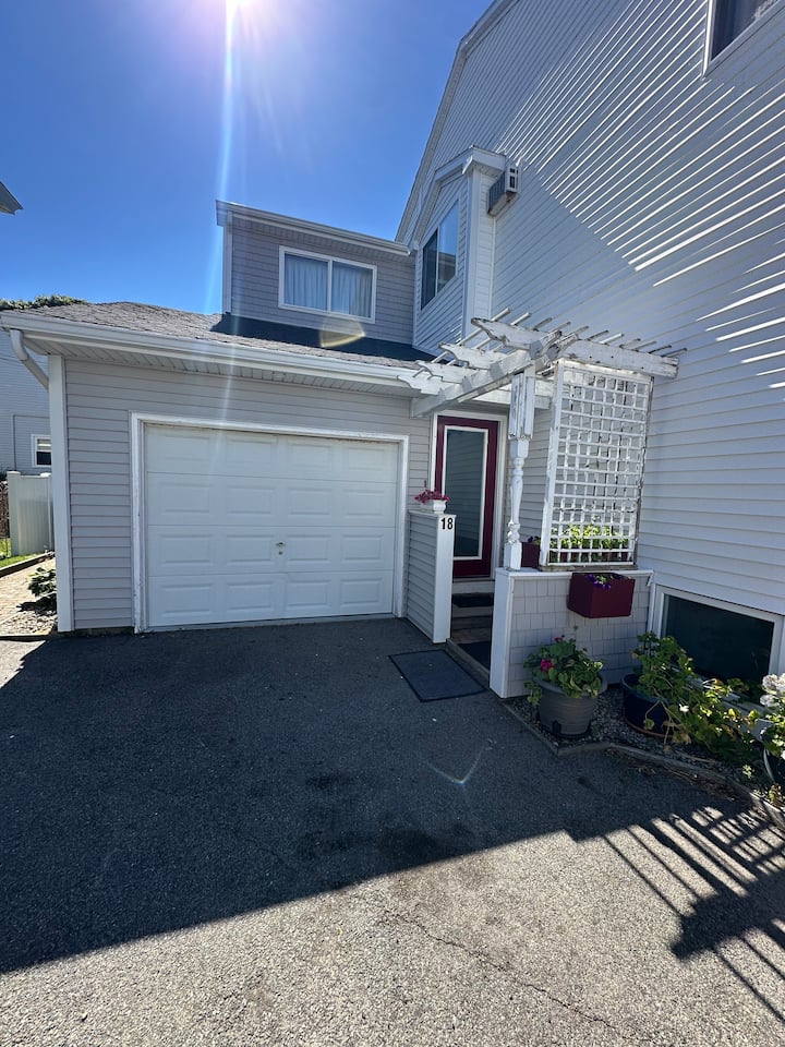 # 18 Large Deluxe 3br, 2 1/2 Bath Condex Sleeps 13 - Hampton, NH