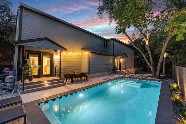 Designer Duplex Retreat, Sleeps 16, Pool, Fire Pit - Lake Travis