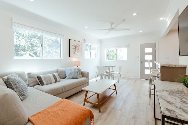 Amazing One Bedroom Across From The Beach Parking - Santa Monica, CA