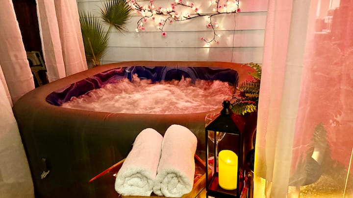 Cozy Retreat W/ Hot Tub, Walkable To Downtown - Austin, TX