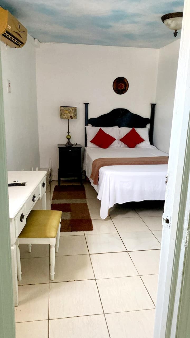 Cozy 1 Of 5 Apartment In The Heart Of Ocho Rios - Ocho Rios