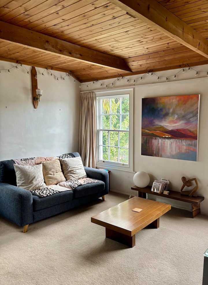 The Old Schoolroom Gwealhellis House
Tr138nn - Helston