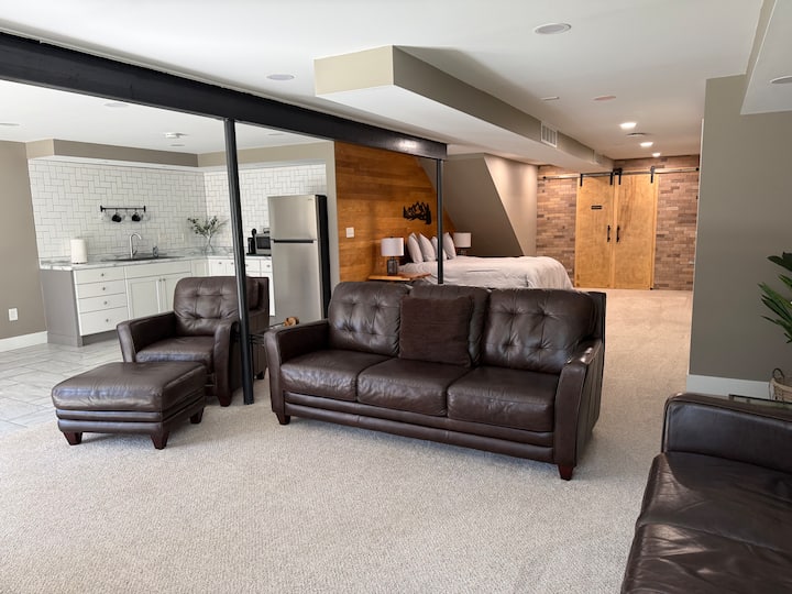 Just Off Us 23 And 15 Minutes To U Of M - Brighton, MI