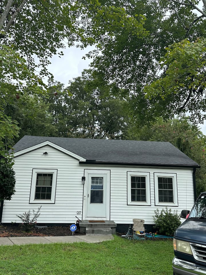 Minimalist​ Haven: Enter Your Simple Escape - Carousel, Shelby