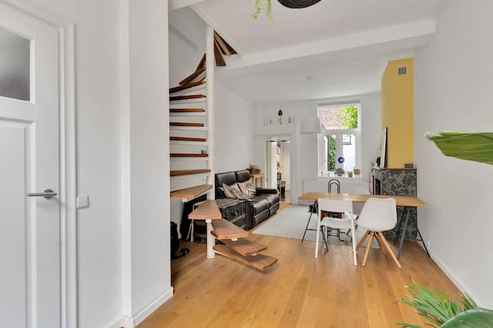 Historical House With Patio Garden In Delft. - Delft