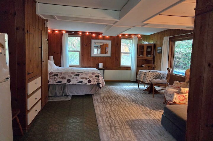 Knotty Pine Studio: Close To Uo & Hayward Field - Springfield, OR