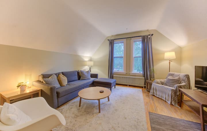 Quiet Sunny Downtown Apt With Private Porch - Chicopee