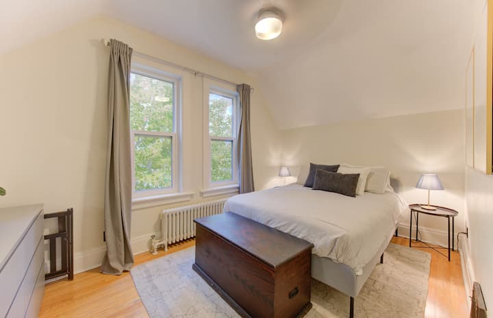 Quiet Sunny Downtown Apt With Private Porch - Waterloo, ON, Canada