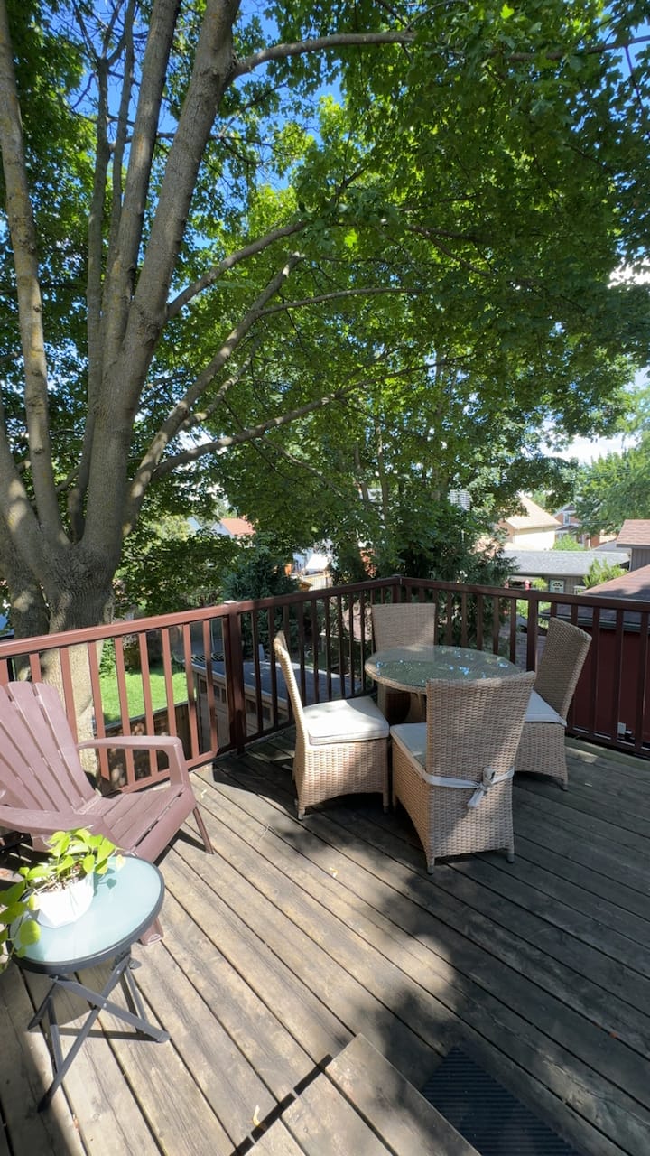 Quiet Sunny Downtown Apt With Private Porch - Chicopee