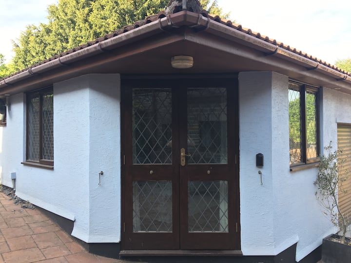 Bedroom Annex With En-suite And Private Entrance - Bristol