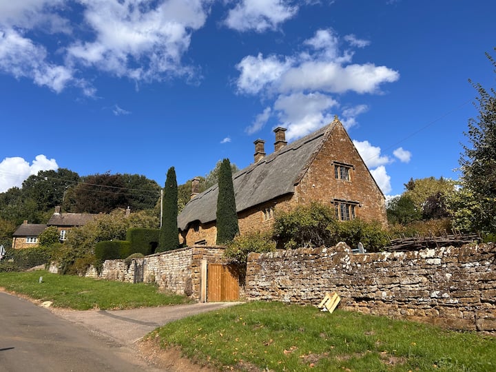 A 17th Century Thatched Countryside Retreat. - 옥스퍼드셔