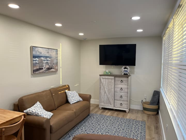 1 Br Gulf Gardens Madeira Beach Cottage - Madeira Beach, FL