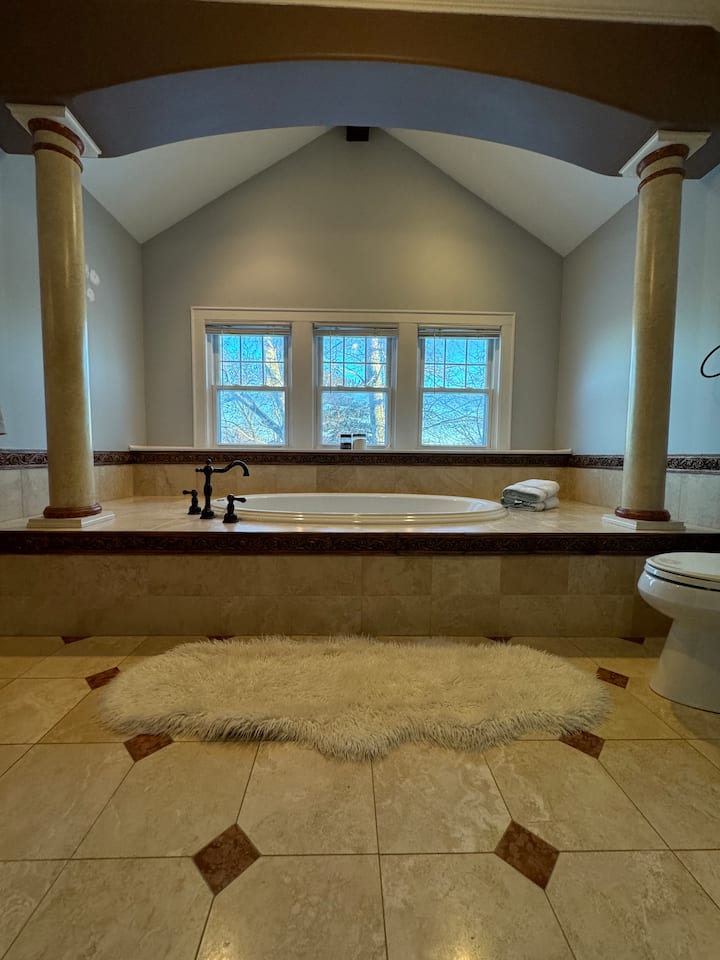 Queen Bea Bungalow - Chicago, IL