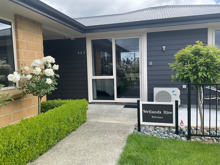 Wetlands Rise - Luxury, Views, Hot Tub - Te Anau